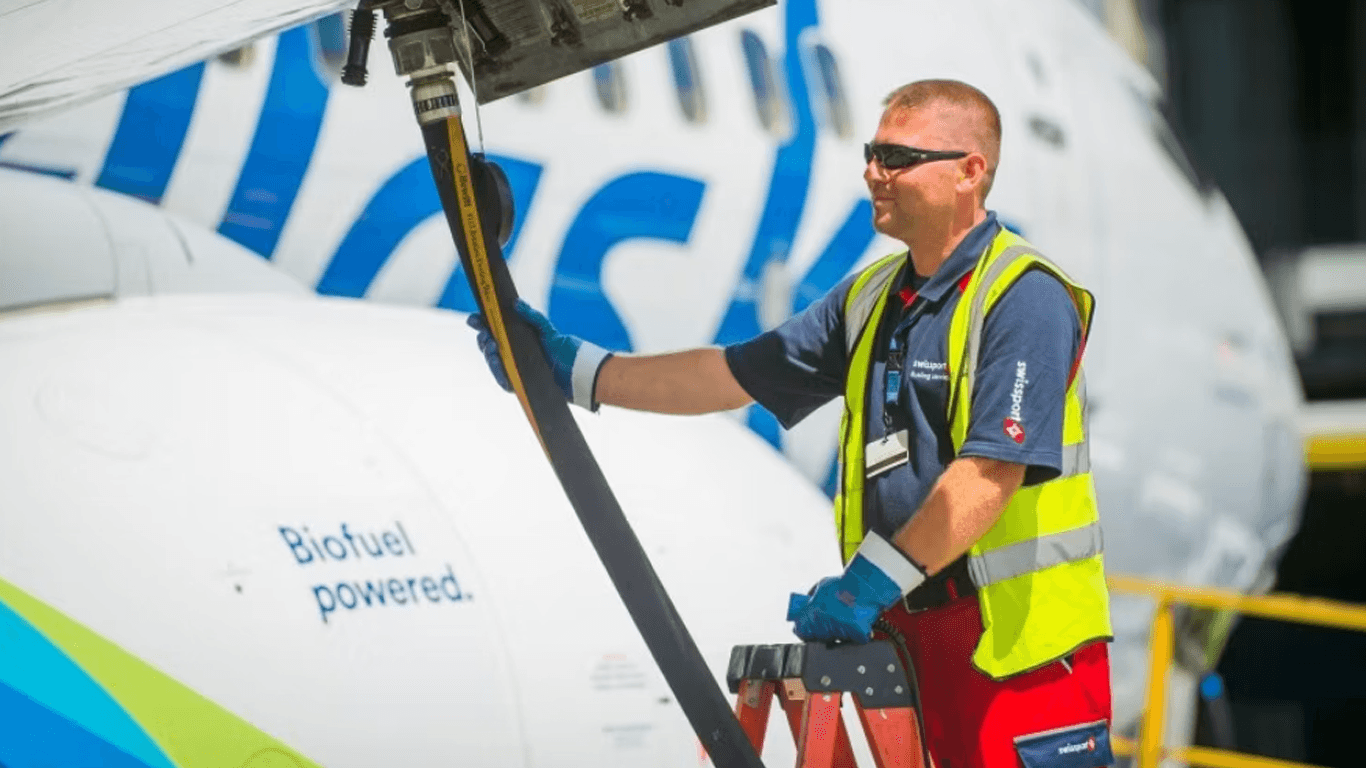 Alaska Airlines teams up with Shell to boost sustainable aviation fuel ...