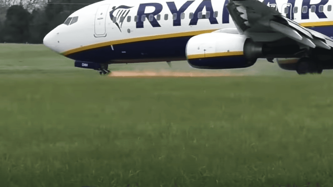 SHOCKING VIDEO: Ryanair Plane Makes Crash Landing - Radio 105
